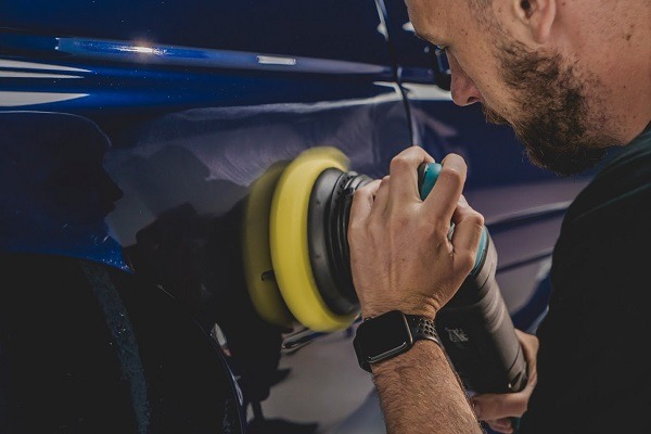 Polissage de votre voiture pour lui redonner un coup de jeune ...